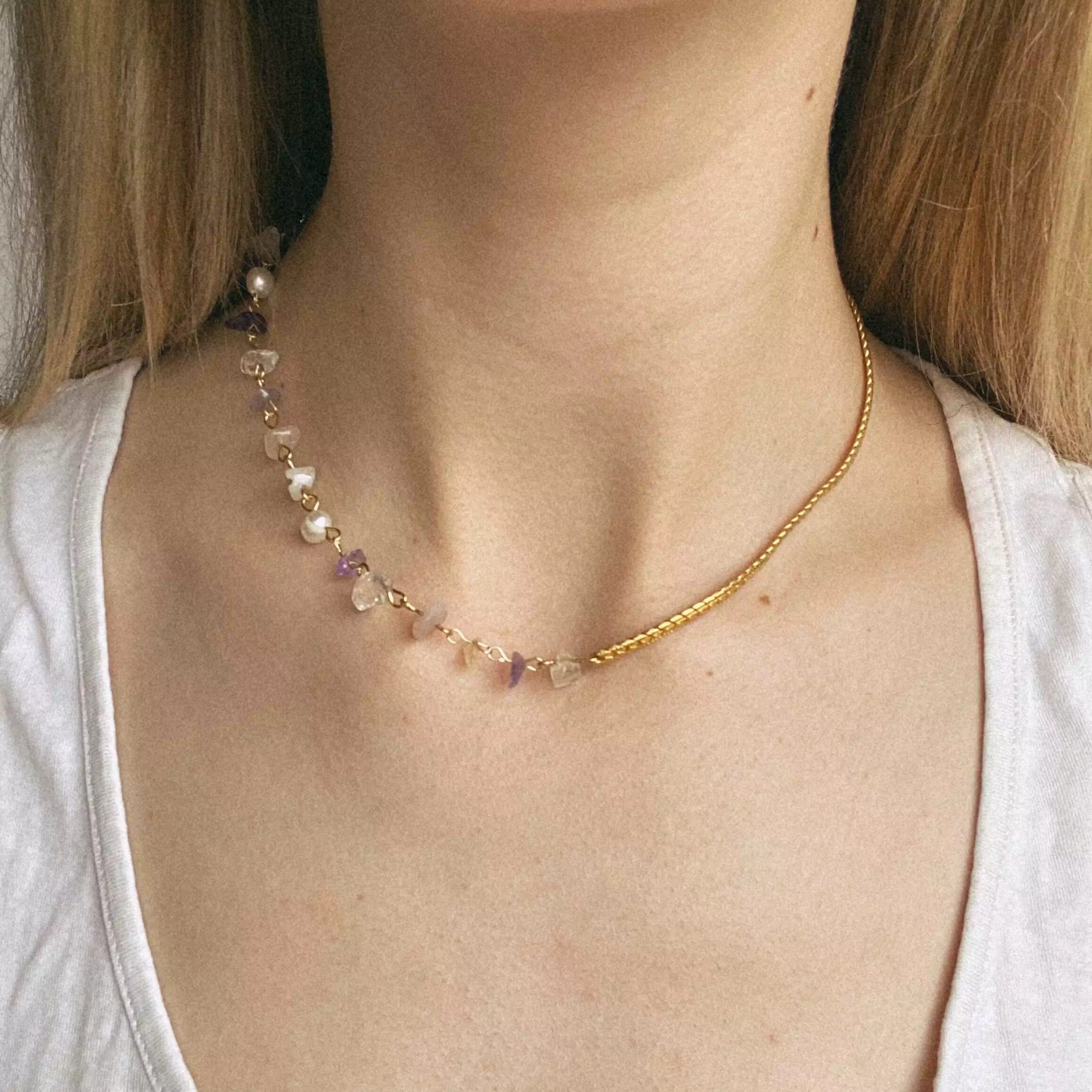 Collier Upcyclé Asymétrique Chaînes et Pierres Violettes – Tête d'orange