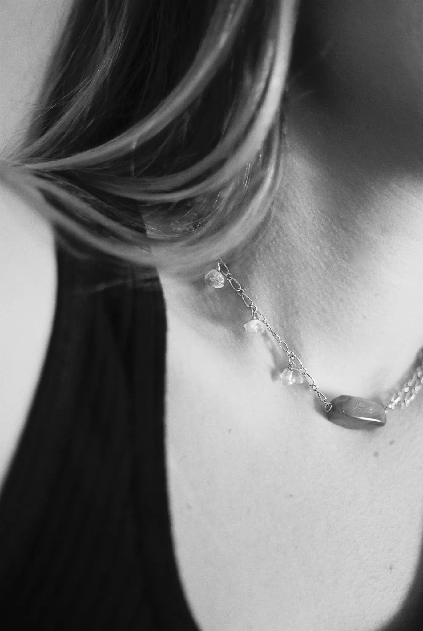 Collier upcyclé asymétrique orné de pierres – Tête d'orange